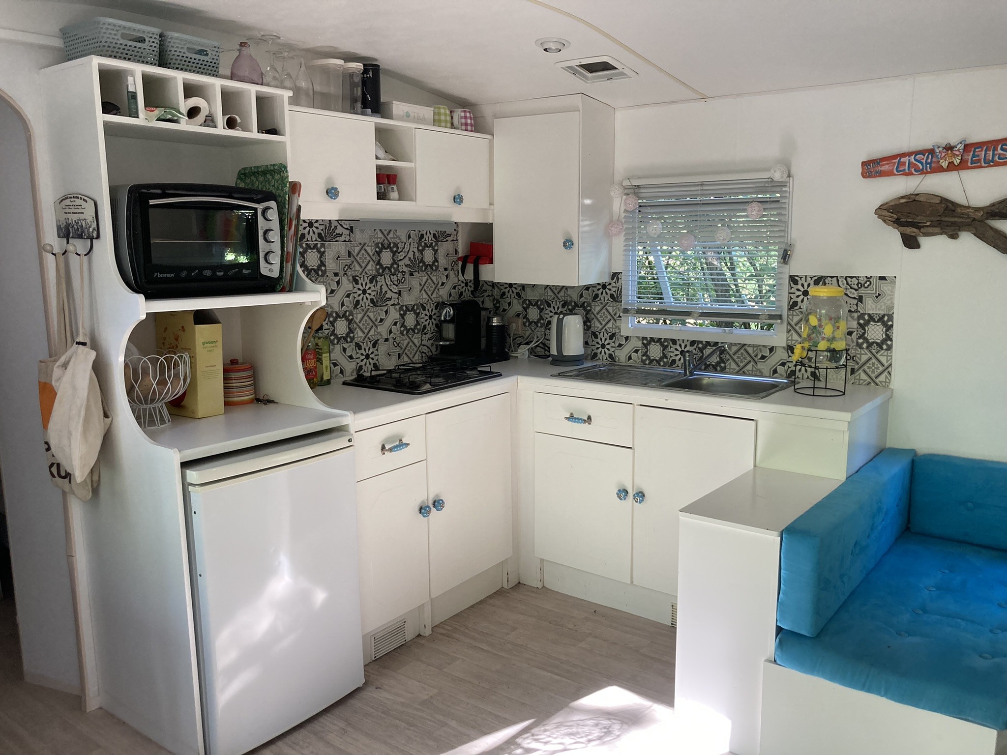 Mooie caravan met ruime veranda op rustige plek