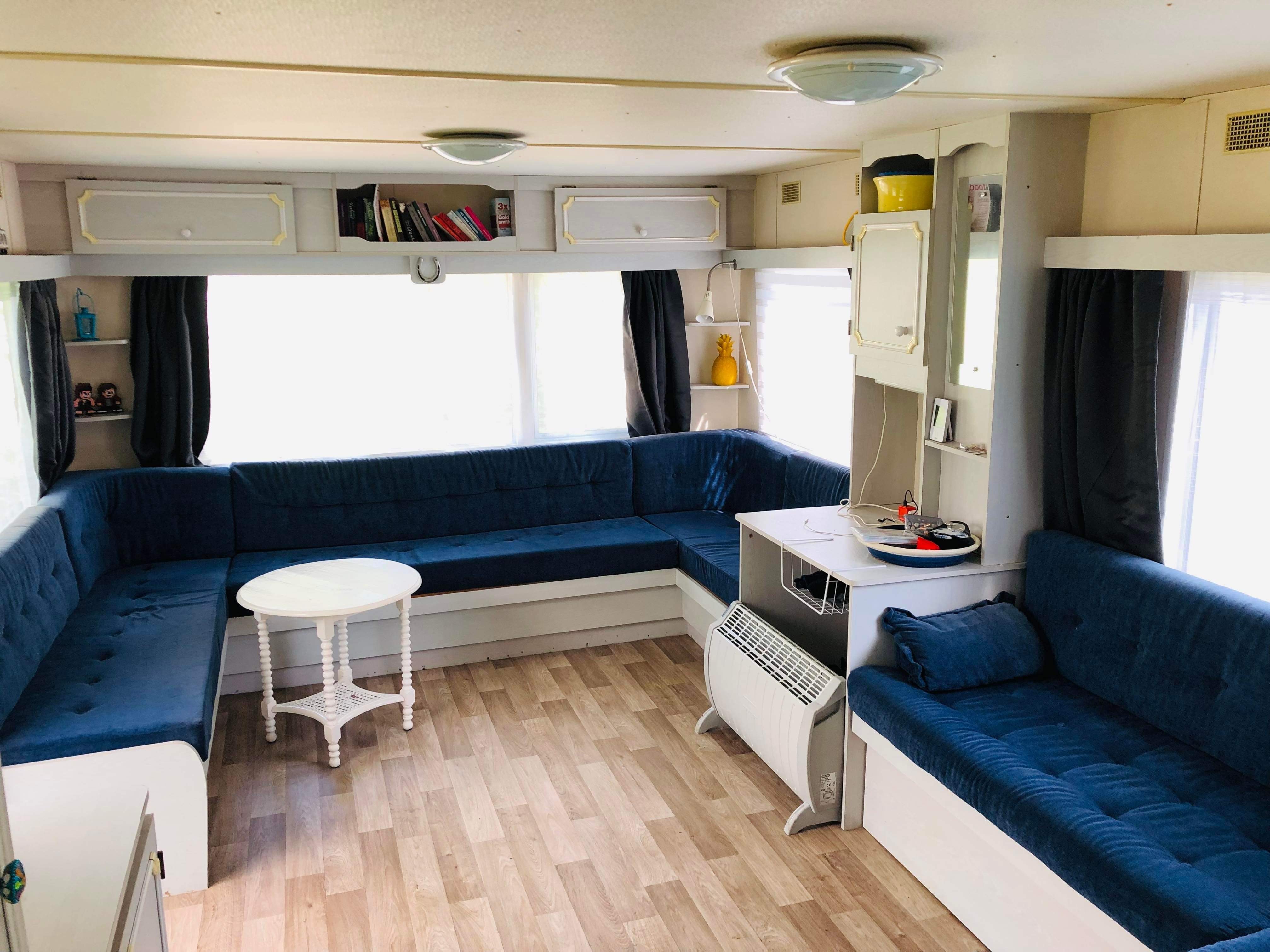 Grote stacaravan mét electra en luifel